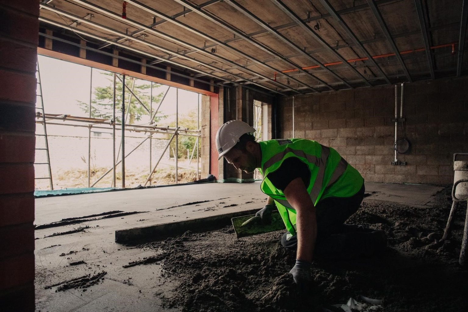 Polished Floor Screeding: Benefits, Considerations, & Expert Tips